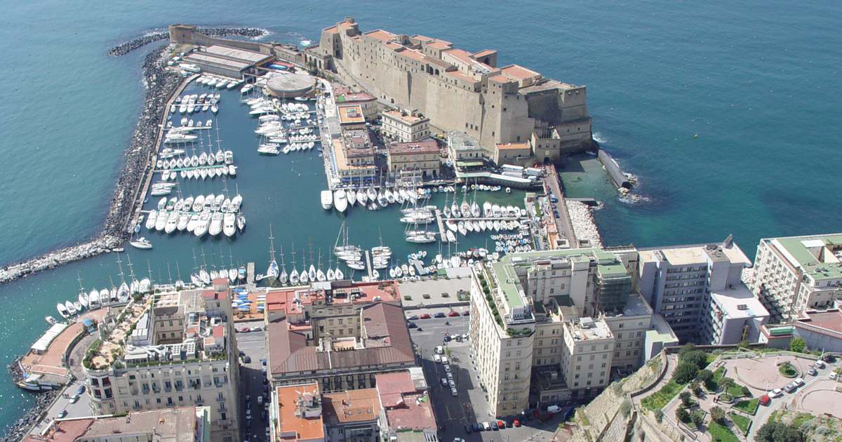 Il borgo di Santa Lucia, dove Napoli vide la luce - Insolitaguida Napoli